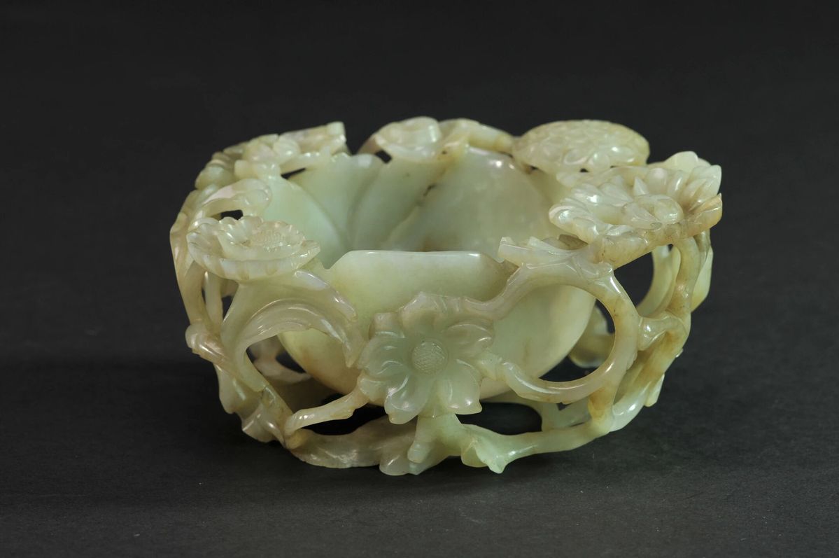 Green jade brush washer decorated with chrysanthemum motifs | govt ...